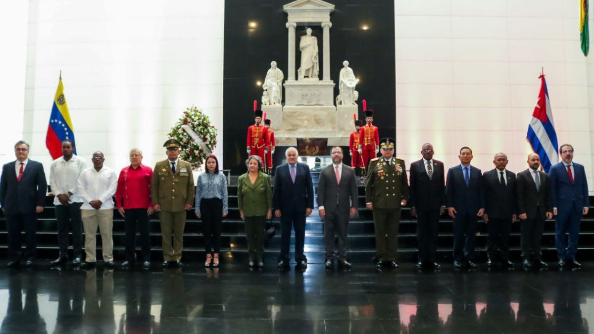 Cuba conmemora Desembarco del Granma y Día de la FAR en Caracas con ...