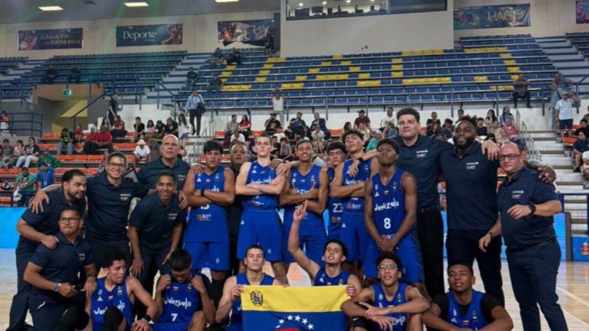 President Maduro congratulates the U-16 national basketball team for ...