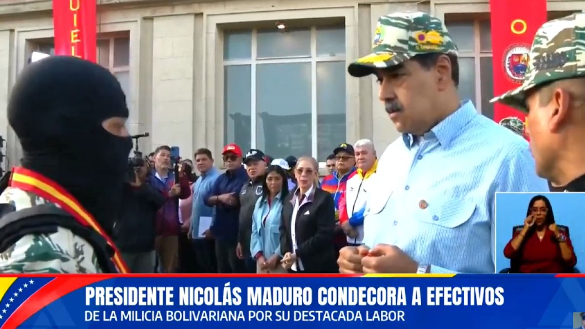 Presidente Maduro condecoró a 10 efectivos de la Milicia Nacional ...