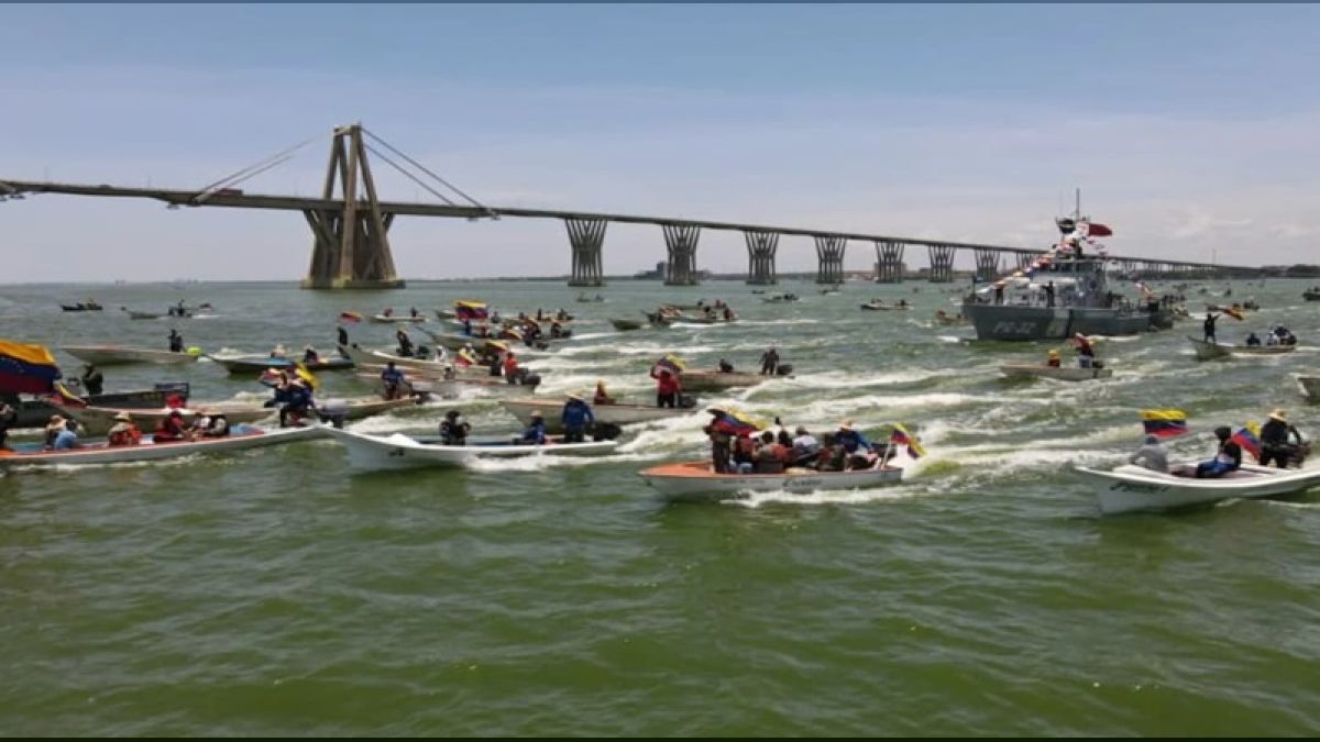 More than 350 fishermen mobilize on Lake Maracaibo in defense of peace