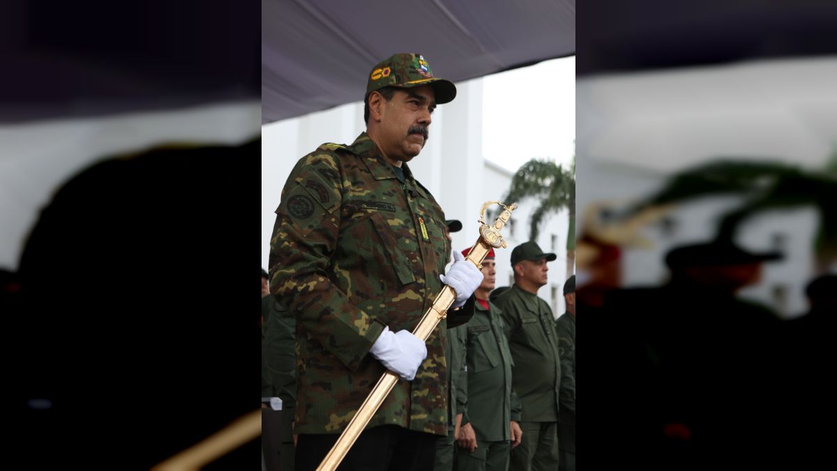 President Maduro receives sword from Peru given to Bolivar 200 years ago