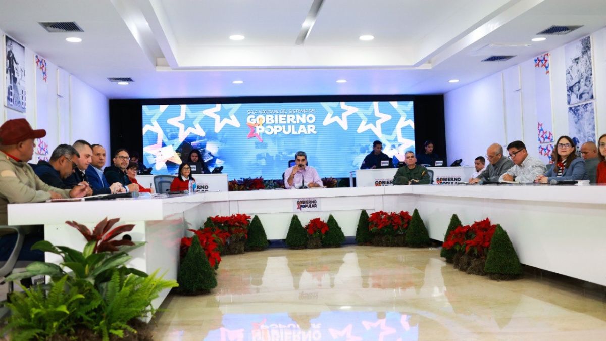President Nicolás Maduro takes stock of the Popular Government System