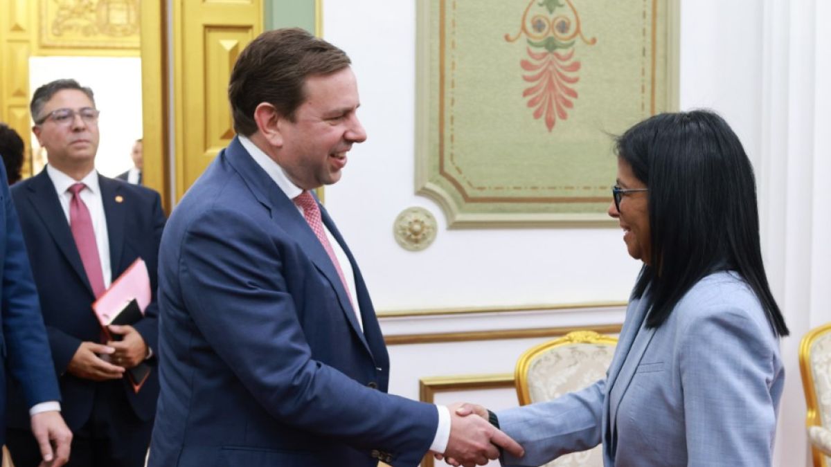 President (E) Delcy Rodríguez meets with representatives of the company ...