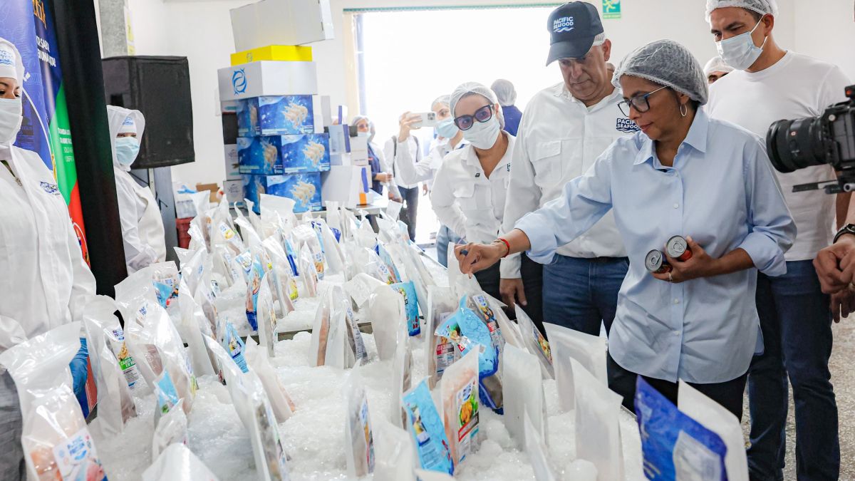 President in charge Delcy Rodríguez visited a fish processing plant in ...
