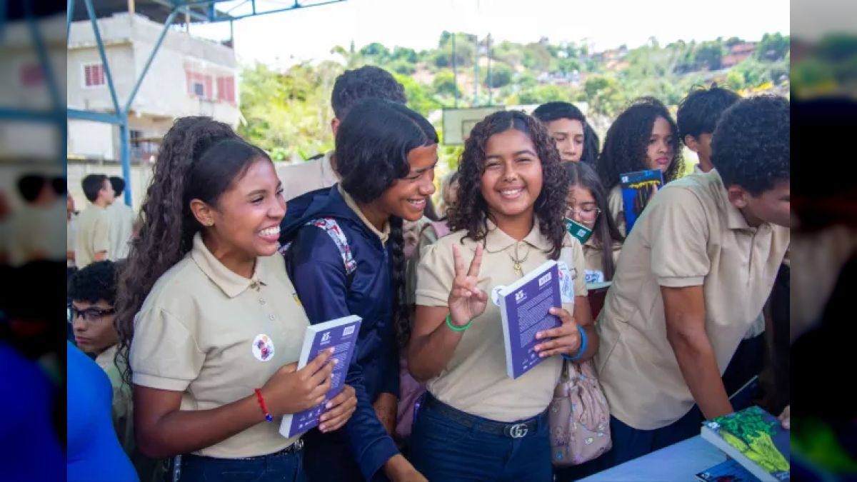 Miranda students receive books from the “25 by 25” collection