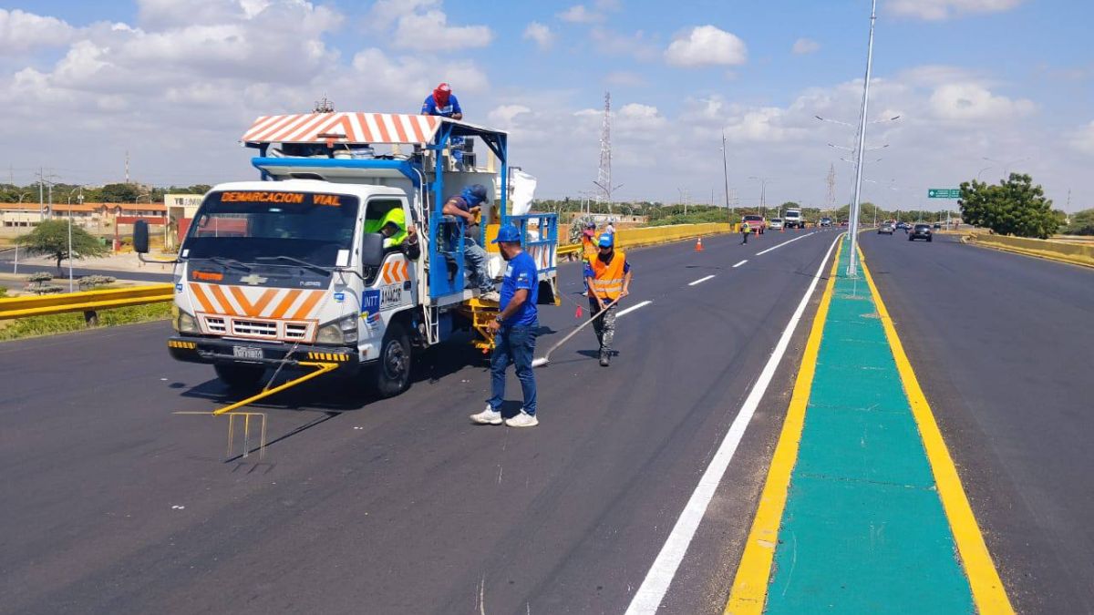 INTT realiza trabajos de demarcación vial horizontal y elevada en Maracaibo